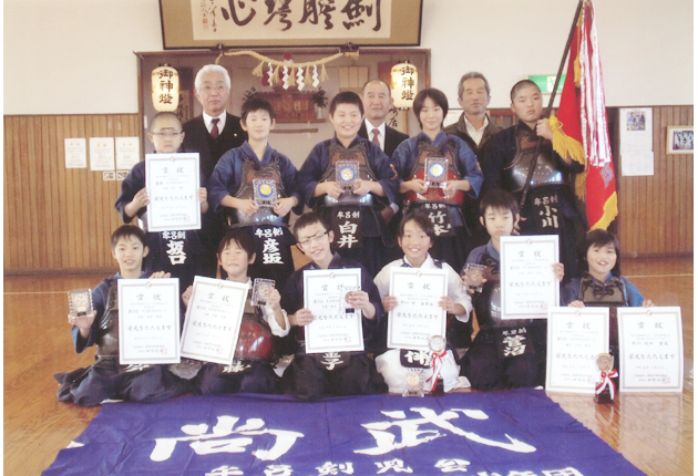 鍛えた力と技競う 東日新聞