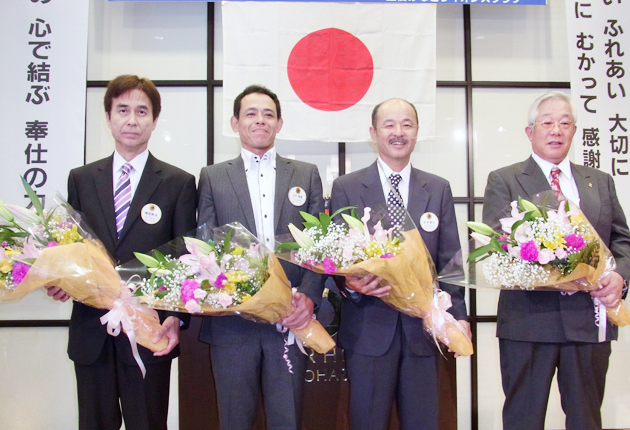 1年間の労ねぎらう 東日新聞