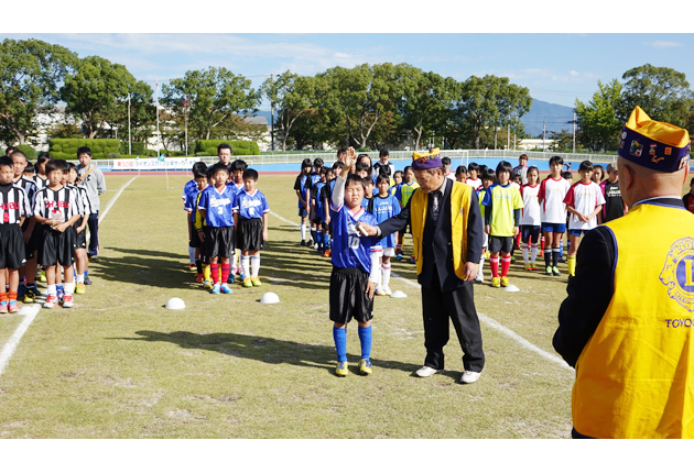 頂点目指し 60チーム熱戦 東日新聞