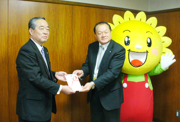 ヒマワリ種2万粒 東日新聞