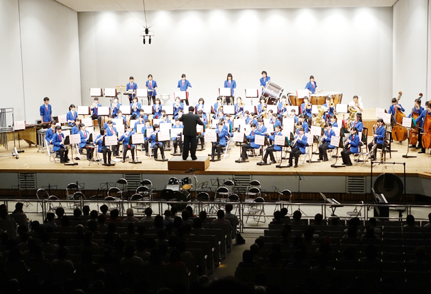 盛大に定期演奏会 東日新聞