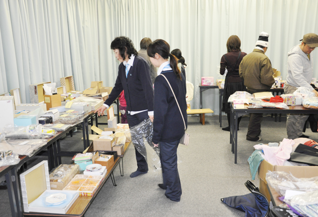 ガールスカウト団バザー開催 東日新聞