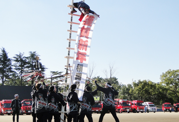 各地で消防出初め式 東日新聞