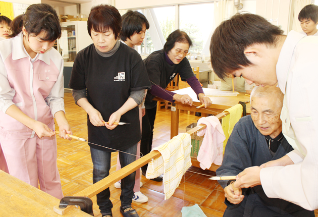 豊橋筆職人が出前講座開く 東日新聞