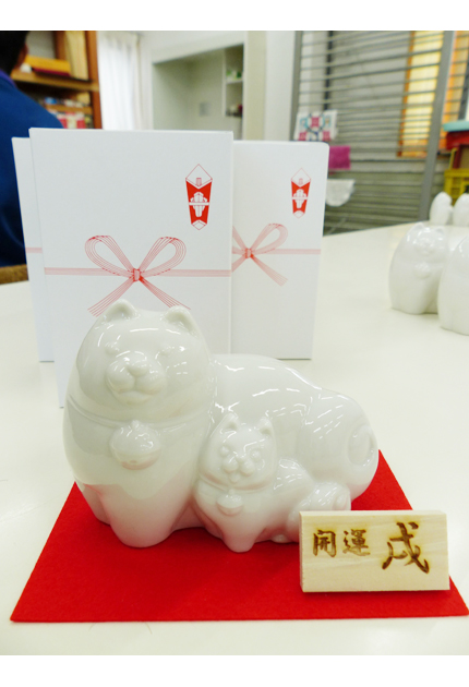 今年も干支置物作りに励む 東日新聞