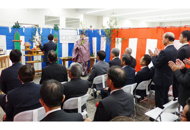 関係者ら完成を盛大に祝う 東日新聞
