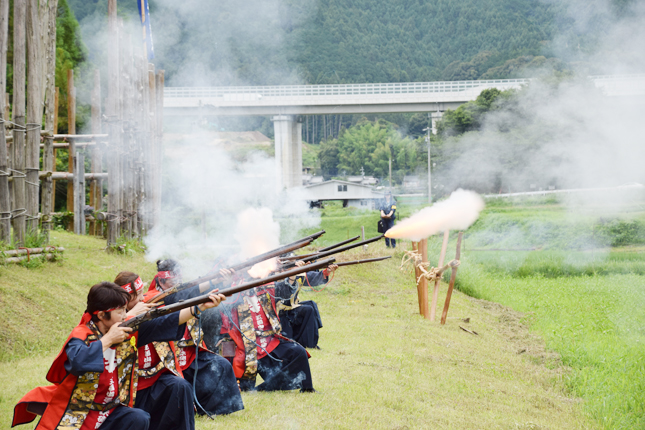 火縄銃演武など堪能 東日新聞