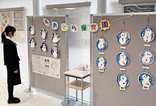 あおぞら保育園園児の作品並ぶ 東日新聞
