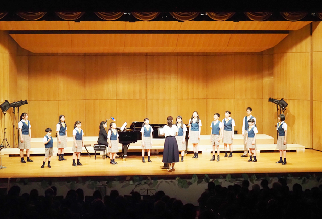 美しい歌声を披露 東日新聞