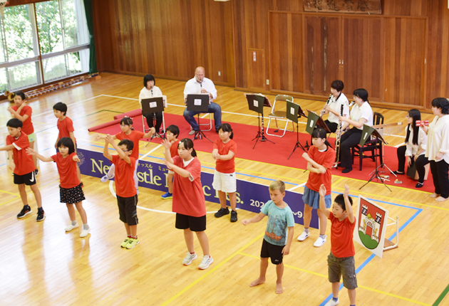 ほうらい吹奏楽団が音楽交流 東日新聞