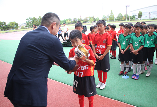 名古屋グランパスU10に優勝杯 東日新聞