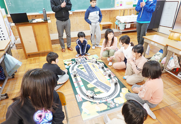 児童にプログラミング教える 東日新聞