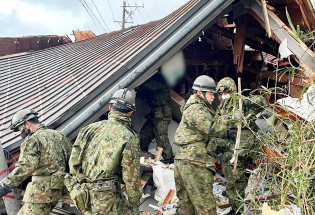 必死の救助 復興支援続く 東日新聞