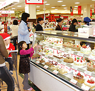 ケーキが飛ぶように 東日新聞